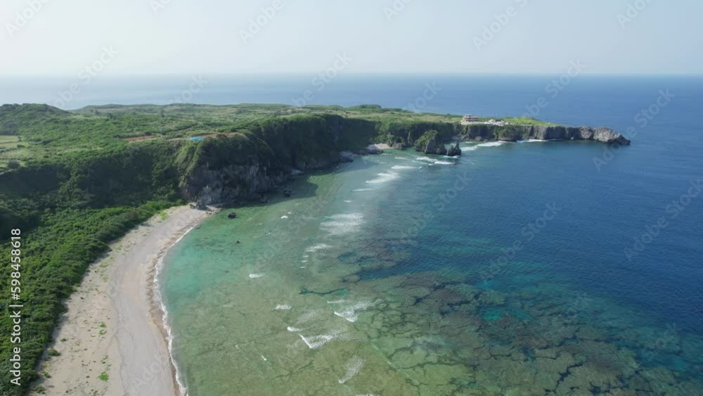 沖縄本島の国頭郡国頭村辺戸にある辺戸岬や宇佐浜ビーチをドローンで撮影する風景 Scenery of Cape Hedo and Usahama ...