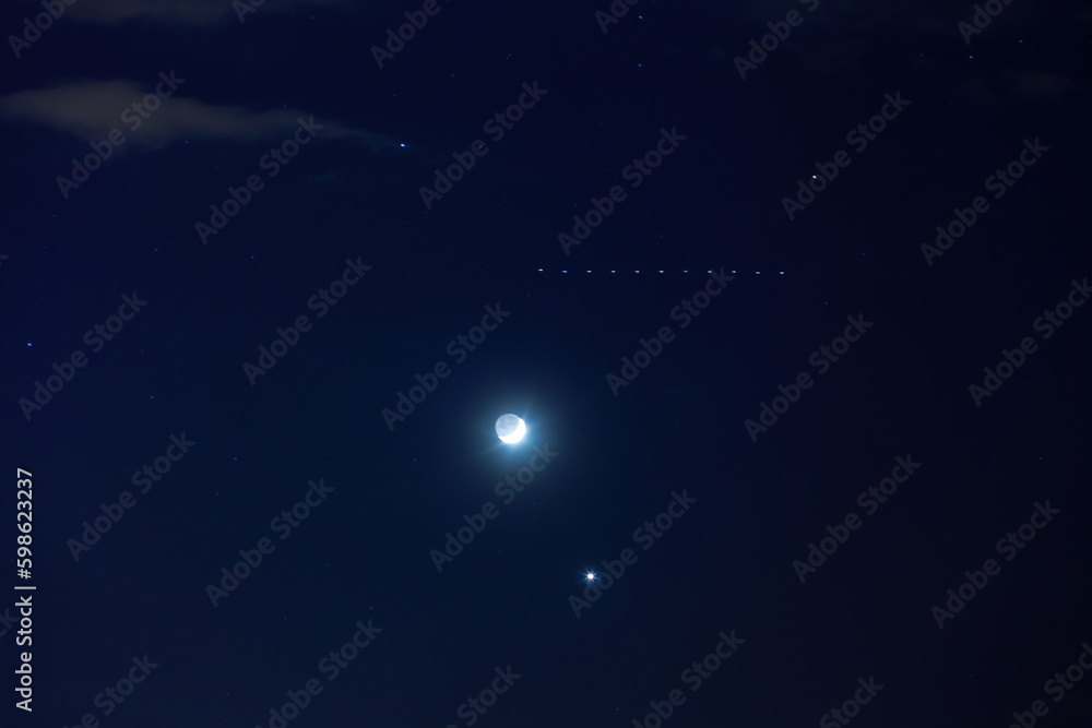 Foto de Flying Starlink satellite in dark night cloudscape. Night sky ...
