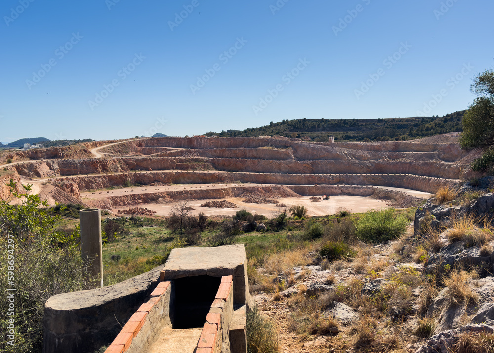 Foto de Open pit mining in Spain, Xilxes mountains. Chalk and Dolomite ...