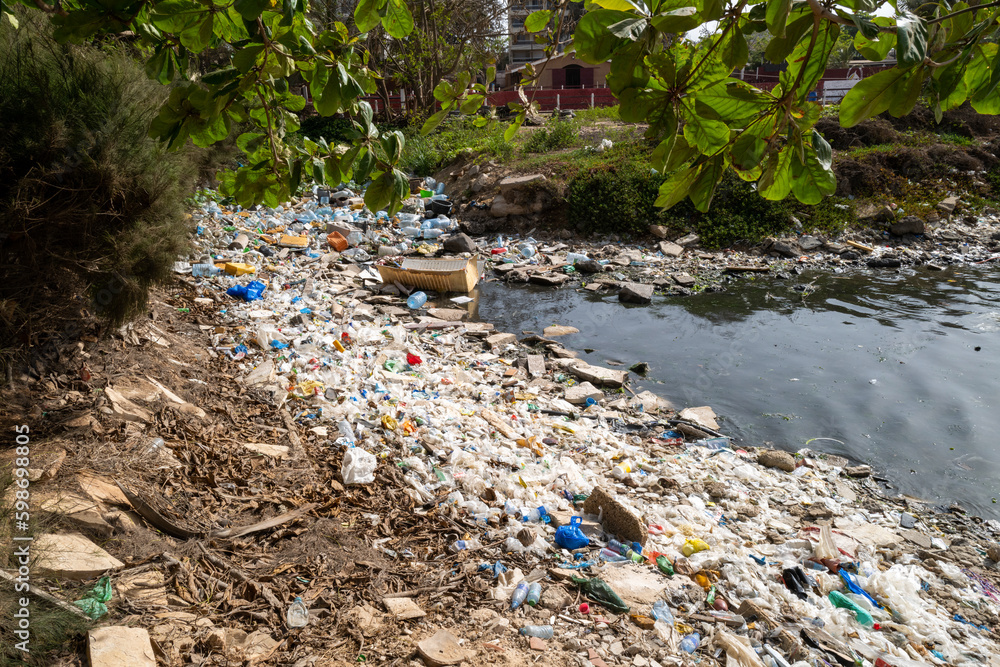 Foto de la pollution par des pratiques sur le rivage africain à Dakar ...