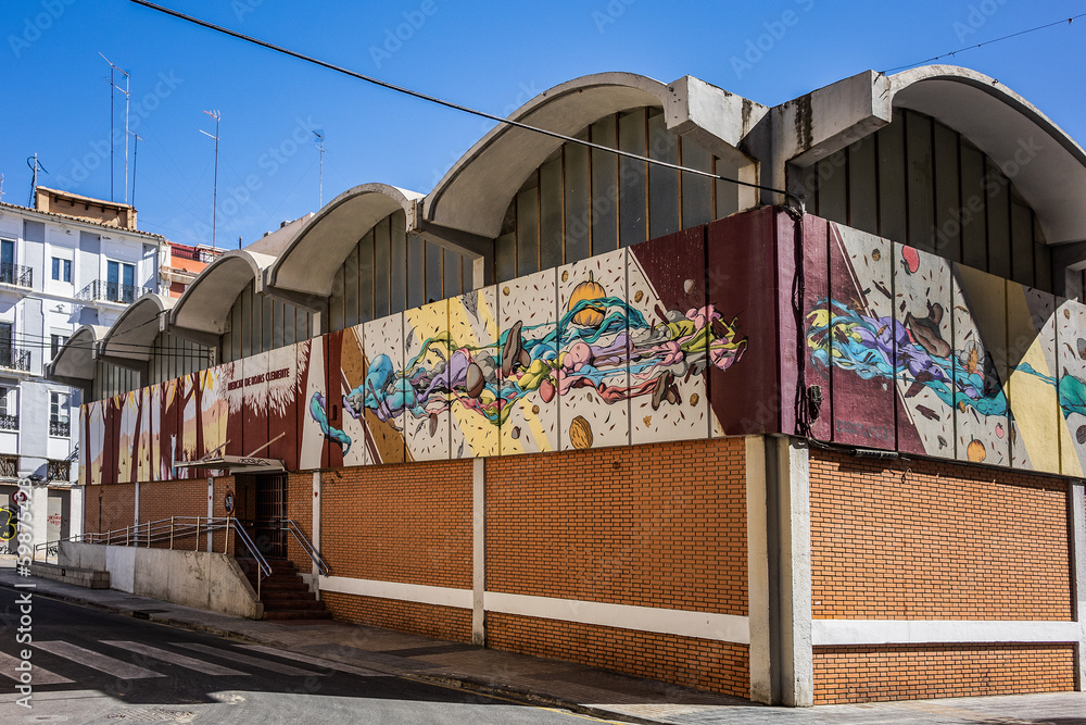 Foto de Detail of decorated facade of Rojas Clemente Market (Mercat de ...
