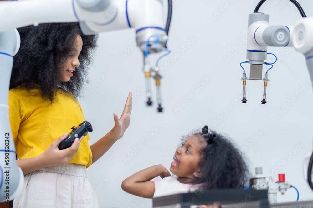 Foto de Kid female teen child enjoy Machine Learning Robot arm is ...