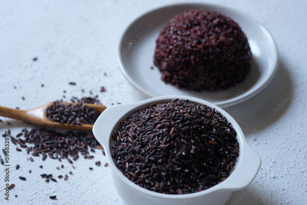 black rice and cooked black rice. This rice has health benefits, is ...