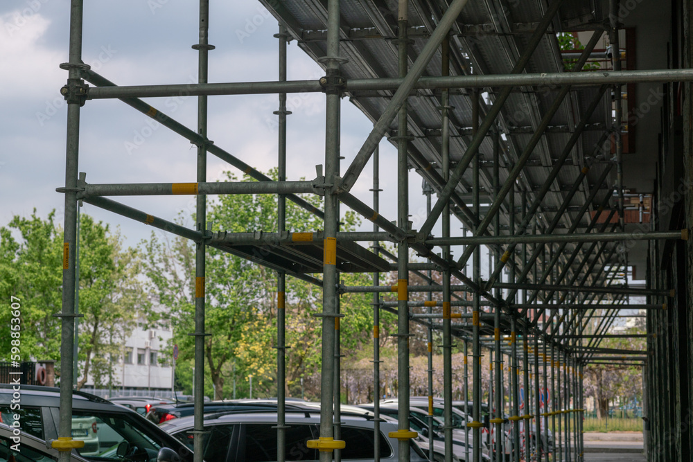 Foto de scaffolding and construction of a building, the construction ...