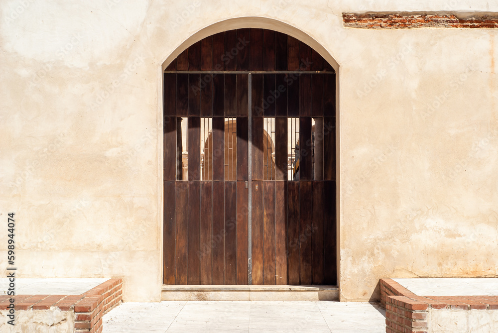Pórtico de madera de acceso a claustro de edificio religioso. Stock ...