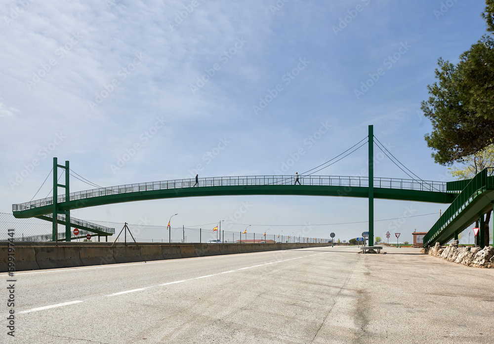 pedestrian walkway over the highway translation: "Thank you, area 103 ...