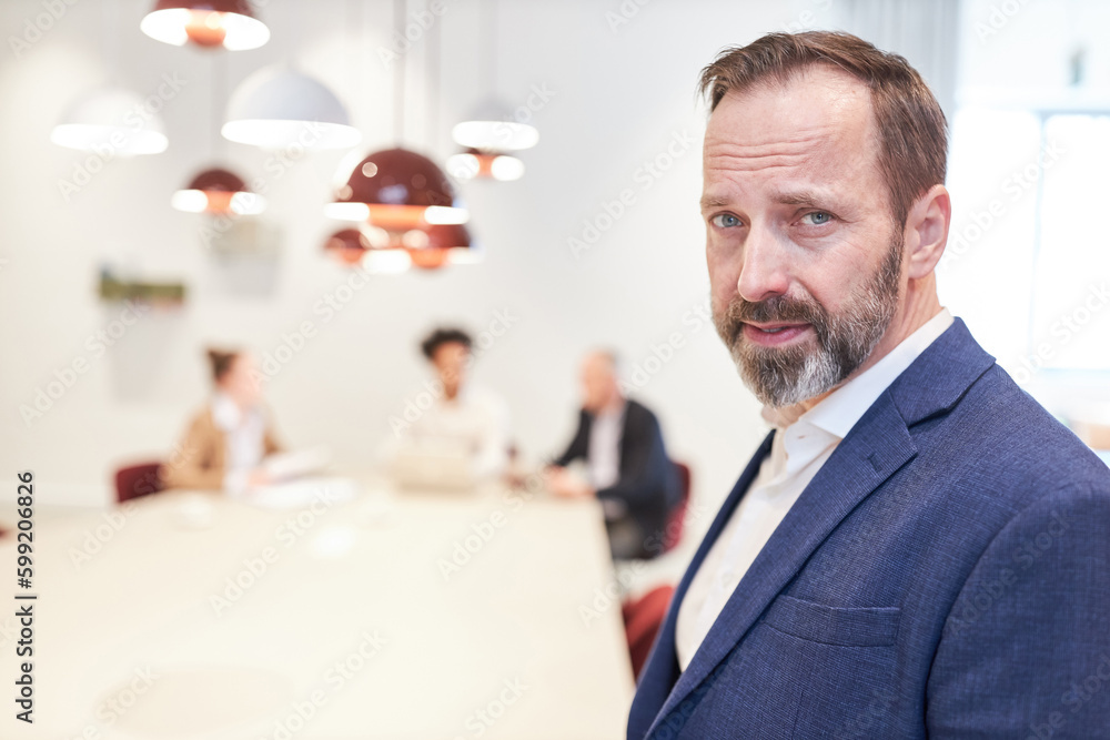 Business Mann als skeptischer Unternehmer im Konferenzraum Stock Photo ...