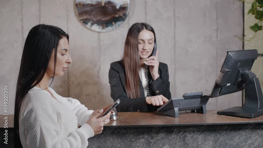 Video „Hotel reception. Woman receptionist talking on the phone with a ...
