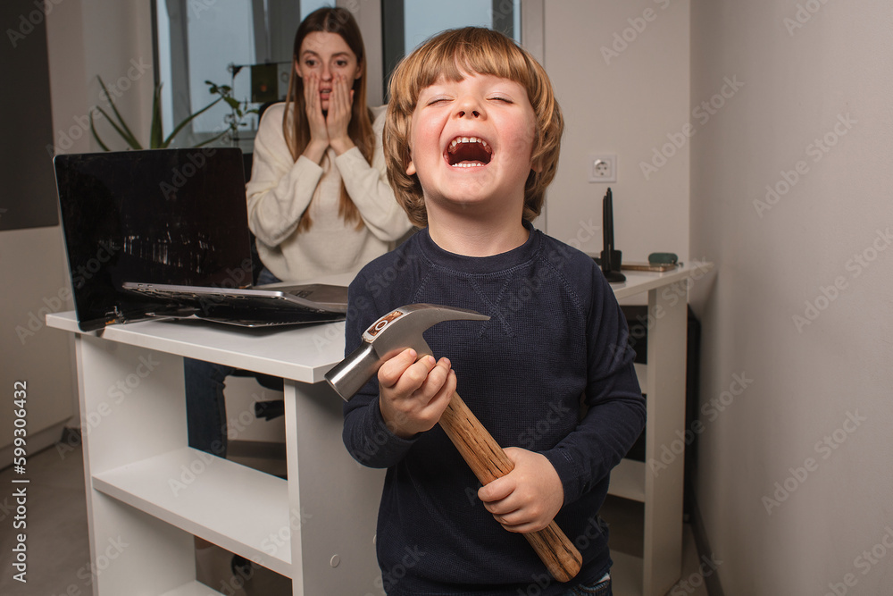 Fotka „Happy child smashes mom's work laptop to spend more time ...