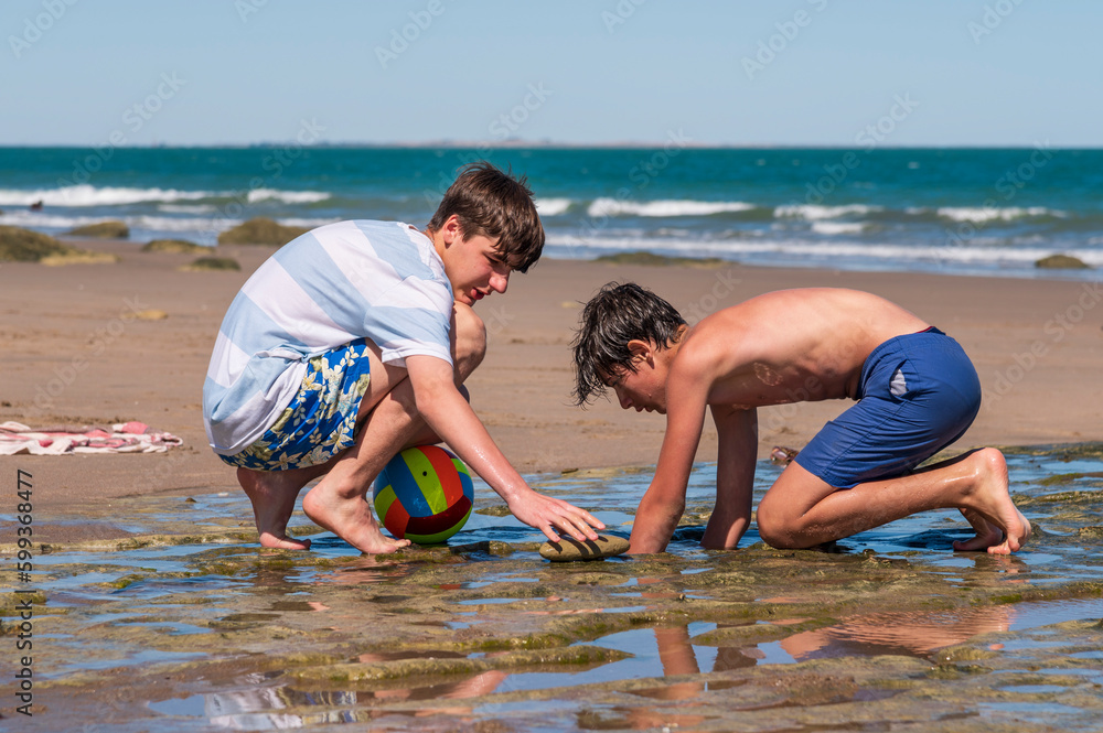 Hermanos jugando en la playa durante sus vacaciones de verano. Las ...