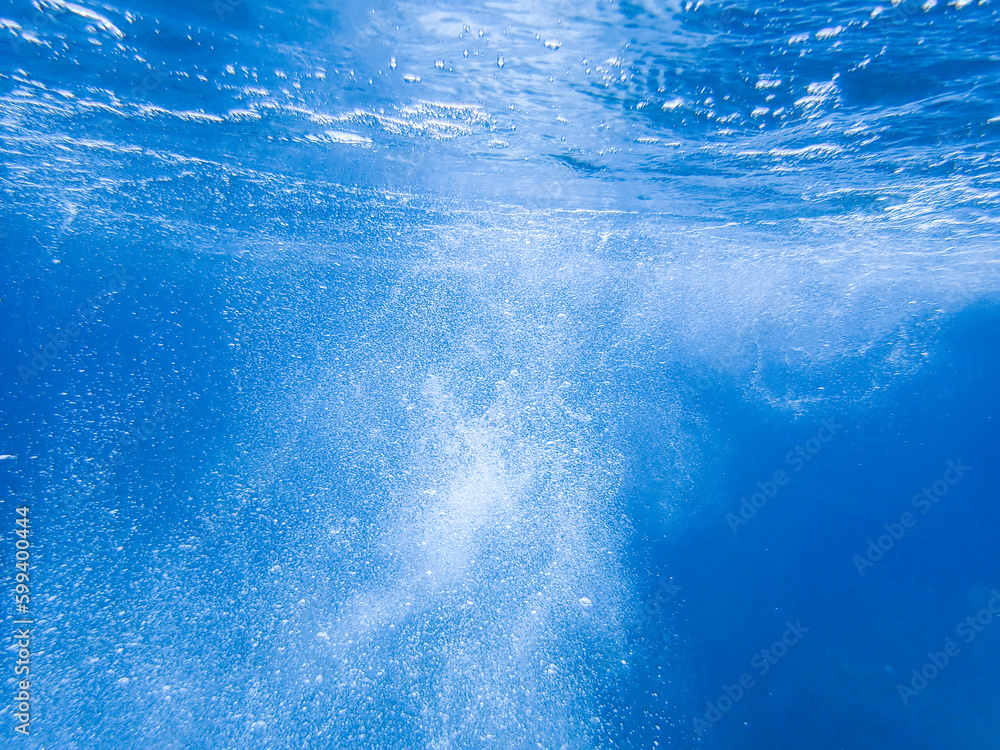 Bubbles under the sea in the crystal clear green sea water ...
