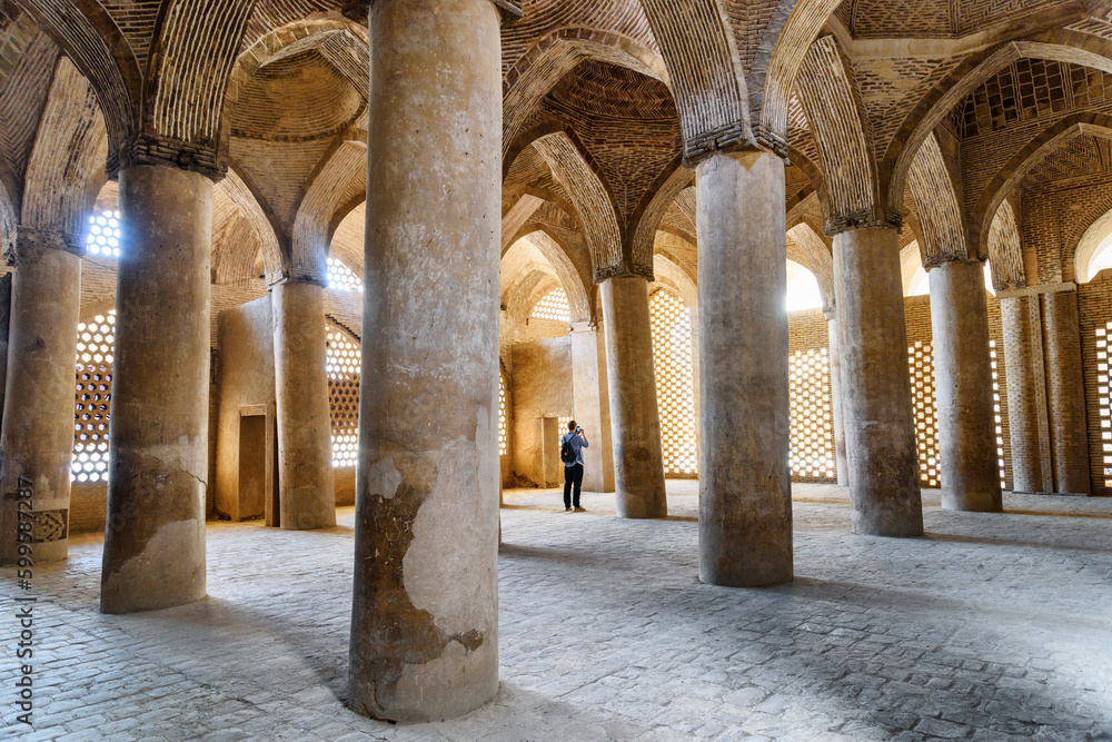 Foto de Ancient columns of hypostyle hall inside Jameh Mosque of ...