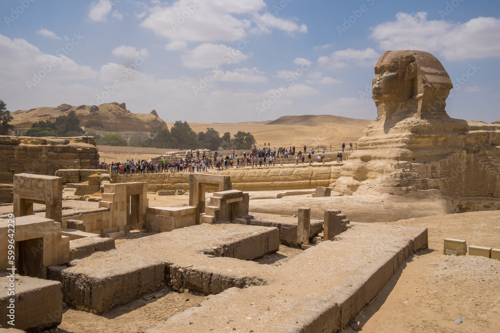 Esfinge y restos de un templo en el Valle de Kefrén en Guiza, El Cairo ...