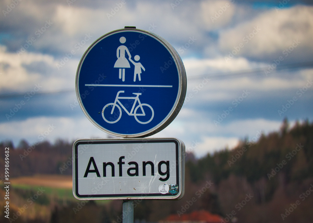 Verkehrsschild, Schild Radweg und Gehweg mit Zusatzschild Anfang ...