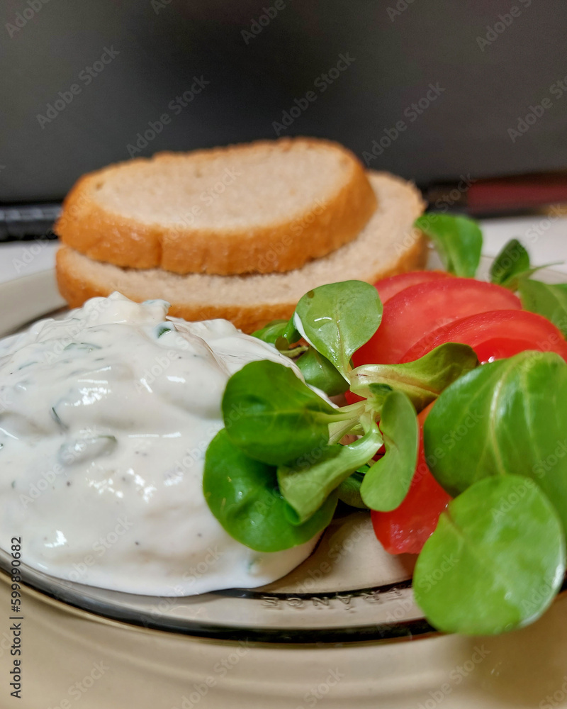 Serek ziołowy z pieczywem, pomidorem i roszpunką / Herbed cheese with ...
