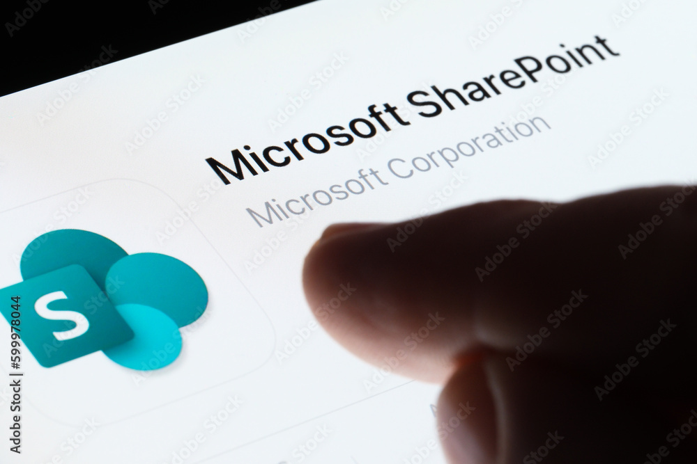 Foto de Microsoft SharePoint app seen in App Store on the screen of ...