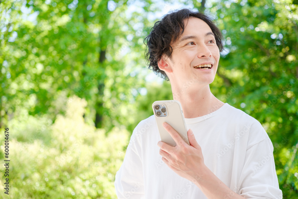 Foto De スマートフォンを使う若い男性 Do Stock Adobe Stock