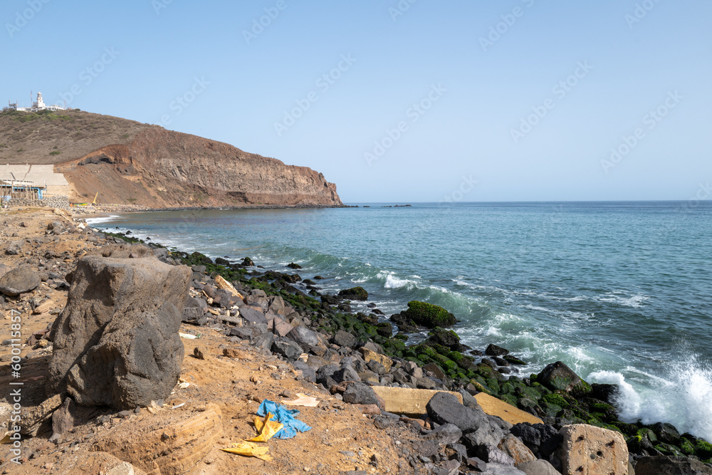 le rivage de l'océan atlantique africain dans la ville de Dakar au ...