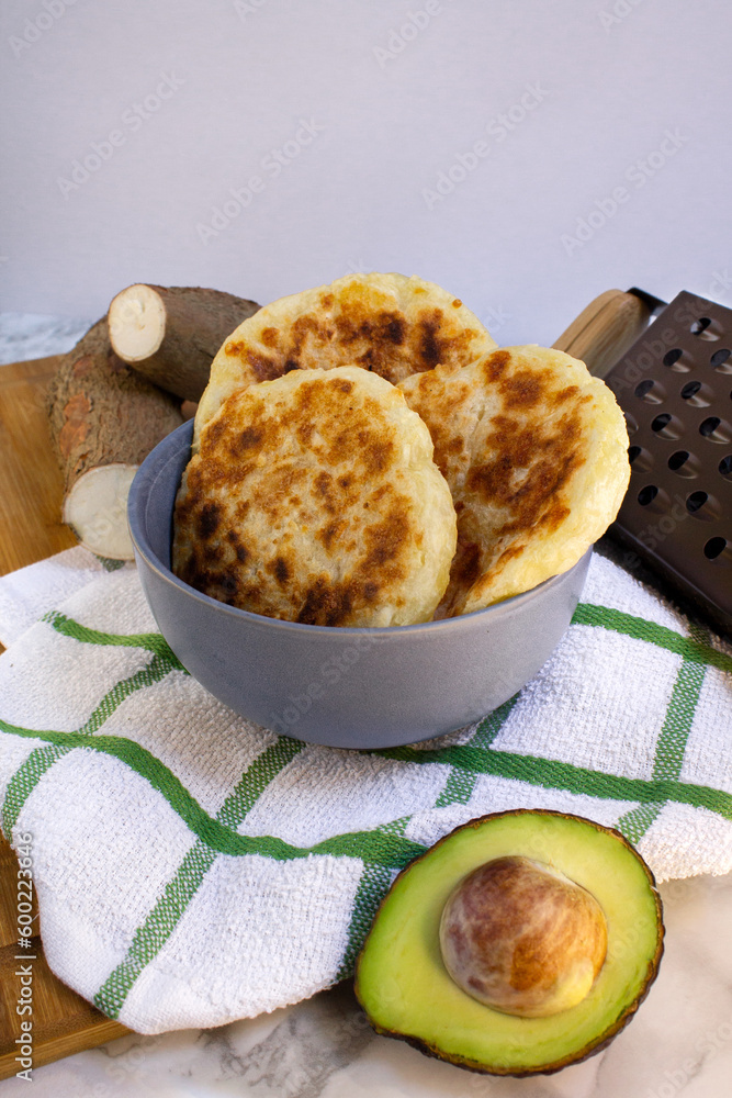 Arepas de yuca y queso tradicionales ecuatorianas, servidas para un ...
