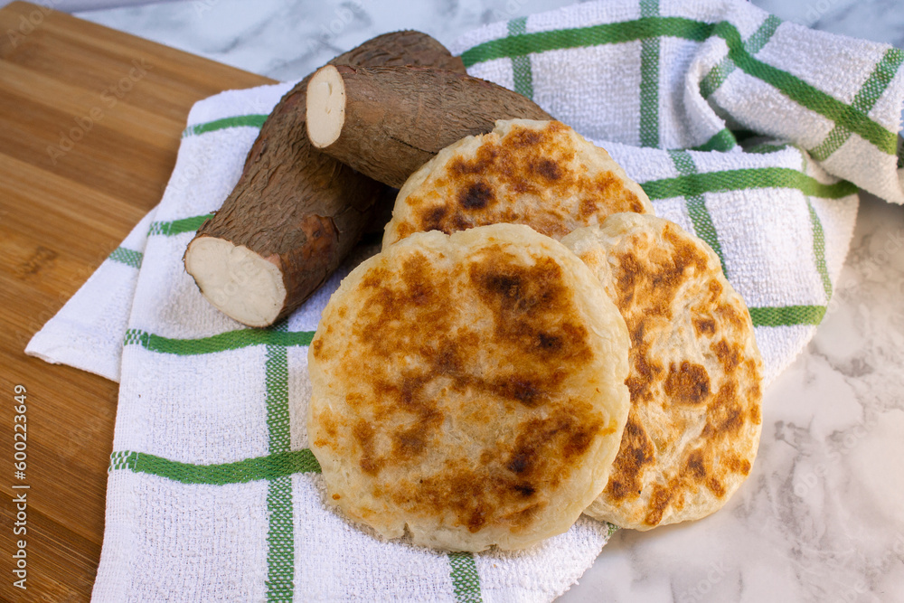 Arepas de yuca y queso tradicionales ecuatorianas, preparación ...