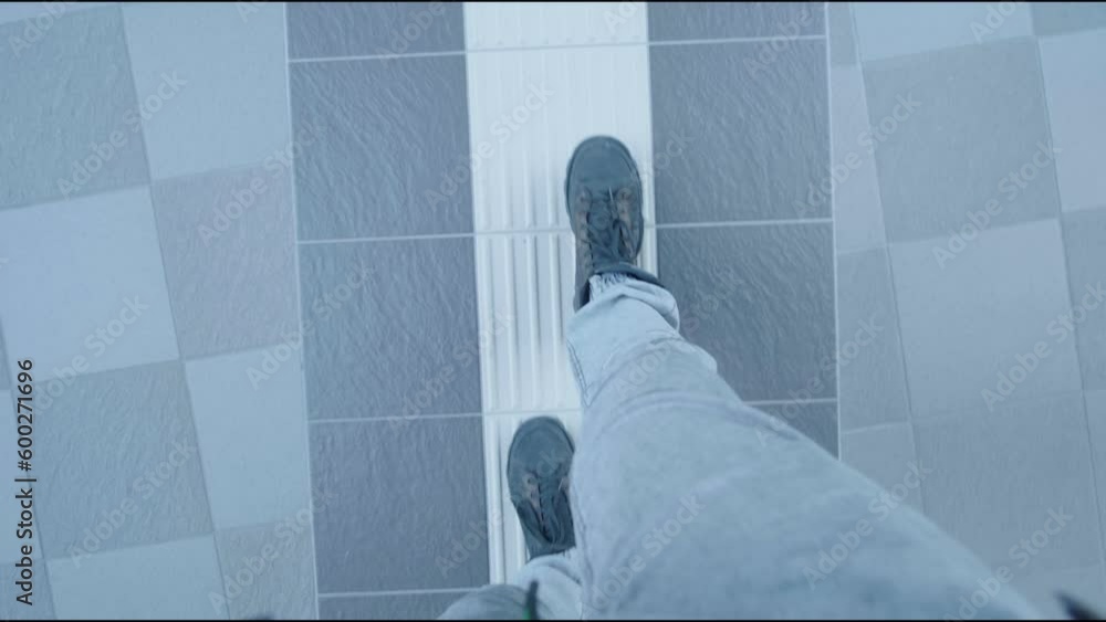 Video Stock Top view of the legs of a person walking on a tactile ...