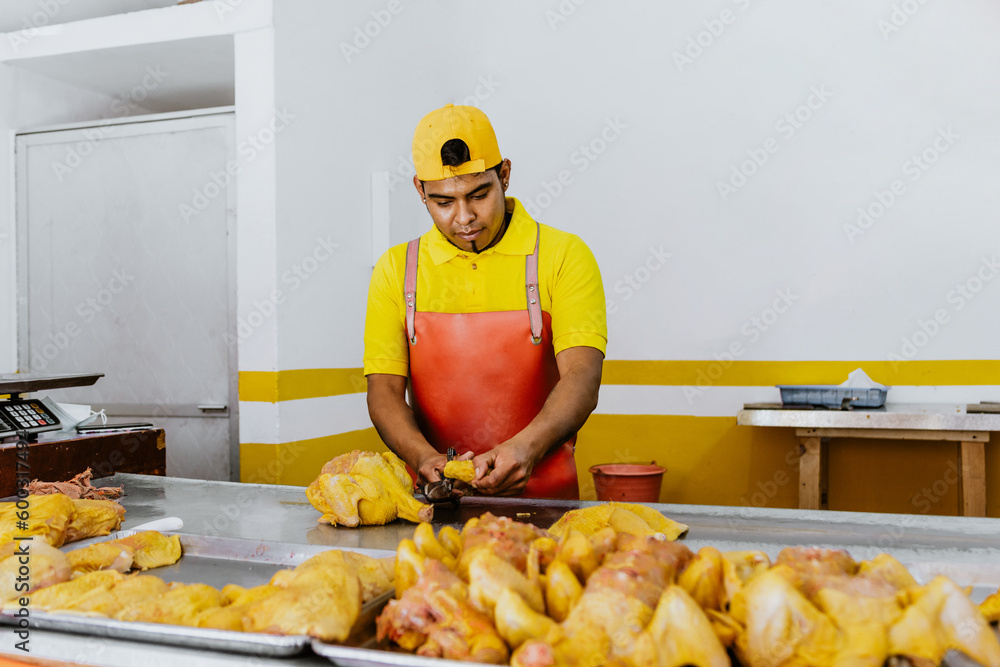 Foto de Latin man working as Poultry vendor of raw chickens being ...