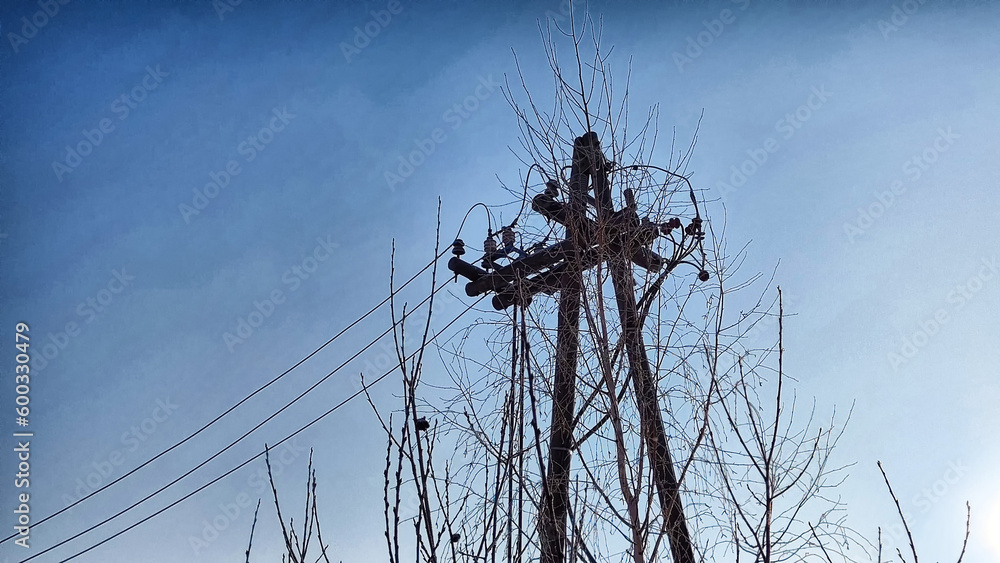 Fotka „Power electric pole with line wire on blue background close up ...