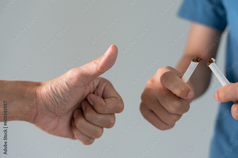 Foto de No smoking. Woman stop smoke, refuse, reject, destroy, smash ...