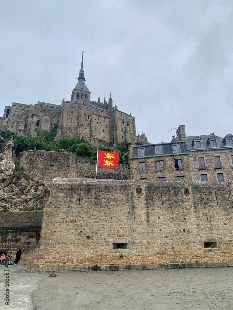 Drapeau normand flottant sur le Mont-Saint-Michel en Normandie foto de ...