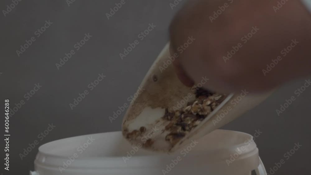 core mixture is weighed into a white bucket from a ladle Stock ビデオ ...