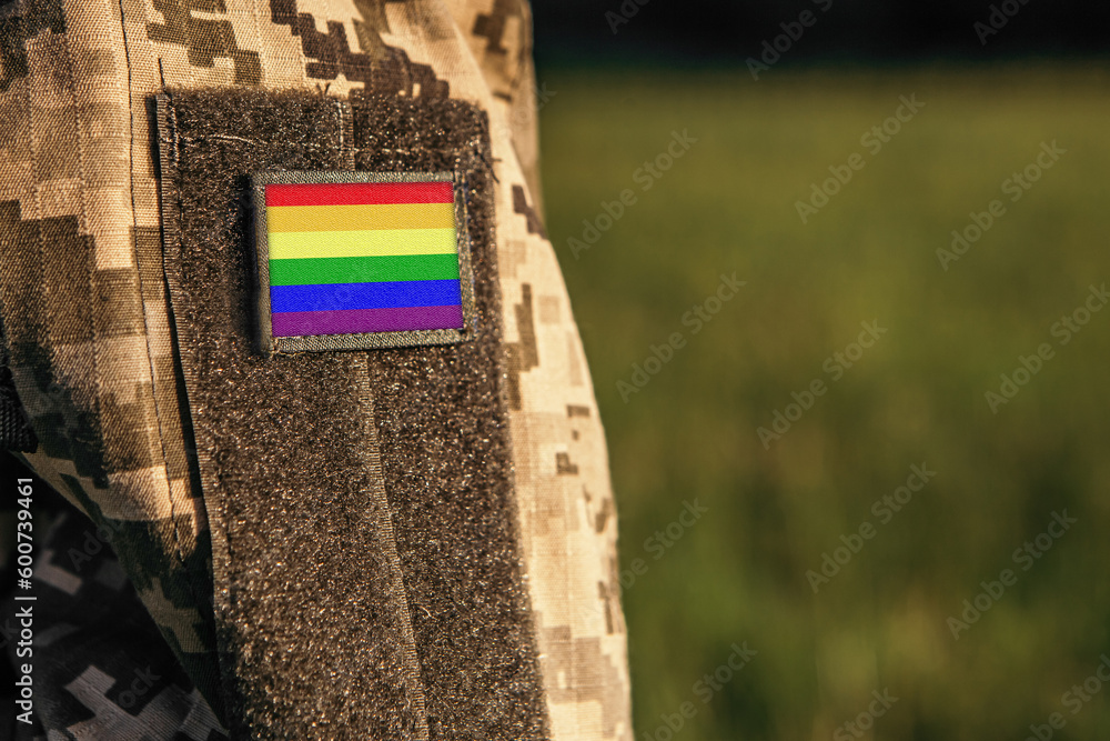 Foto de Close up millitary woman or man shoulder arm sleeve with LGBT ...