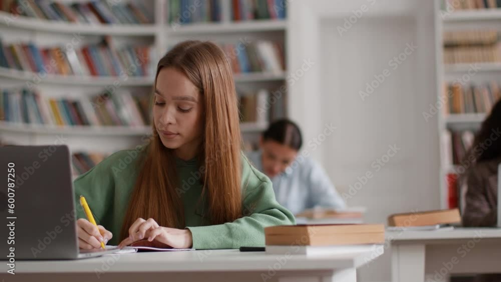 Vidéo Stock Active learning. Women students actively engaging in ...