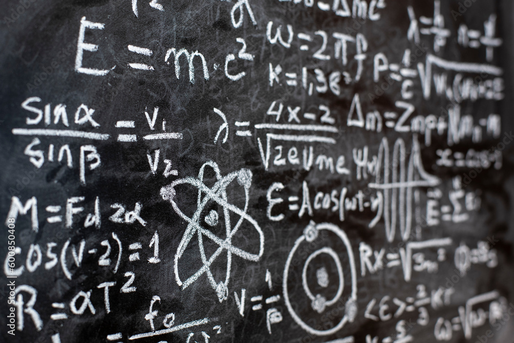 Operaciones y formulas de física cuántica escritas a mano con una tiza ...