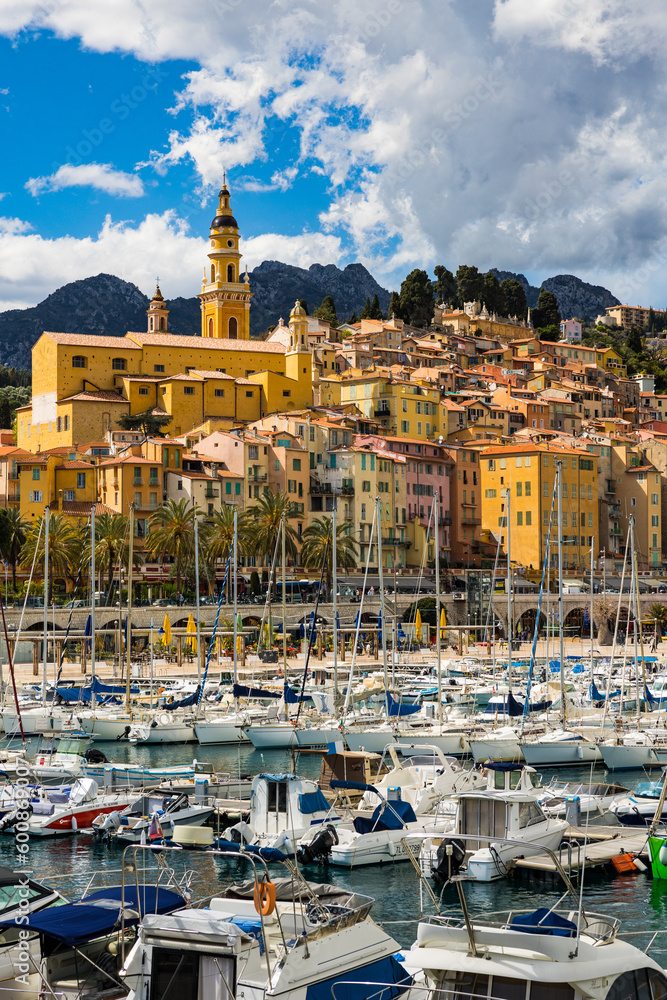 Foto de Basilique Saint-Michel-Archange de Menton depuis le Quai ...