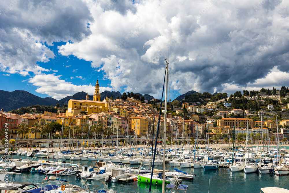 Basilique Saint-Michel-Archange de Menton depuis le Quai Napoléon III ...