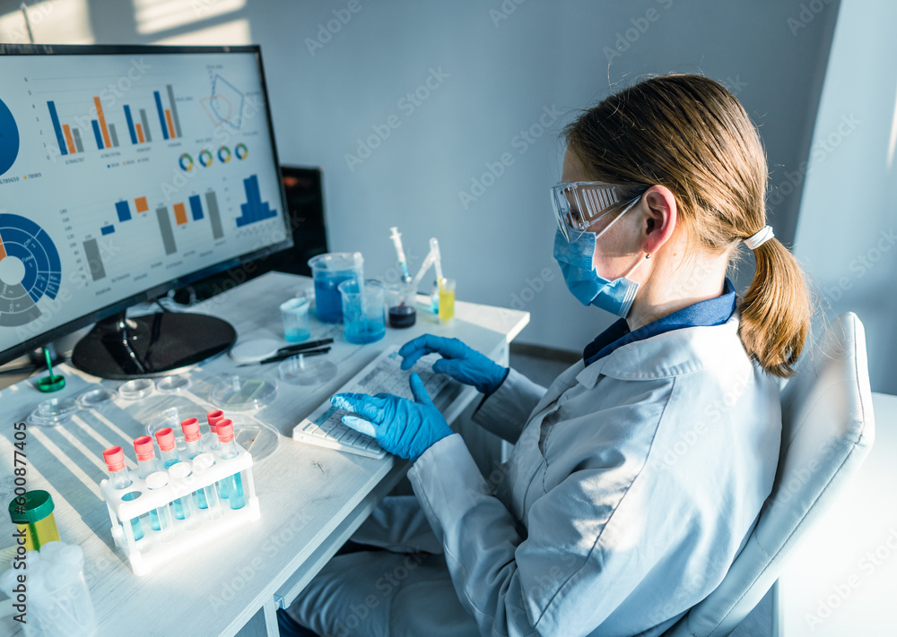 Foto de A lab photograph depicts a scientist at a computer analyzing ...