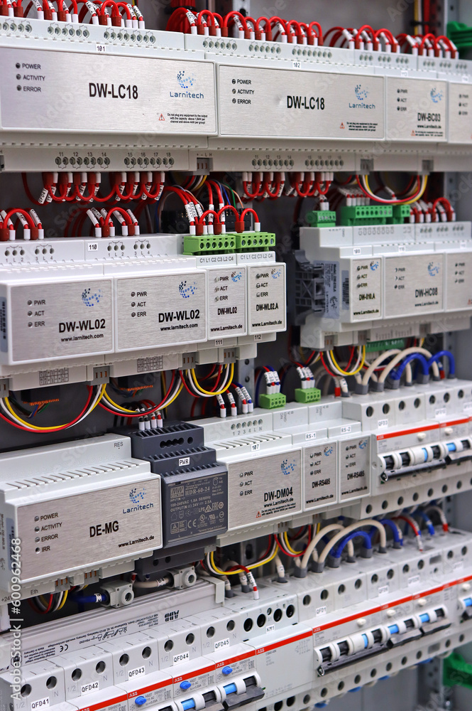 Electric switchboard with automatic current switches for installation ...
