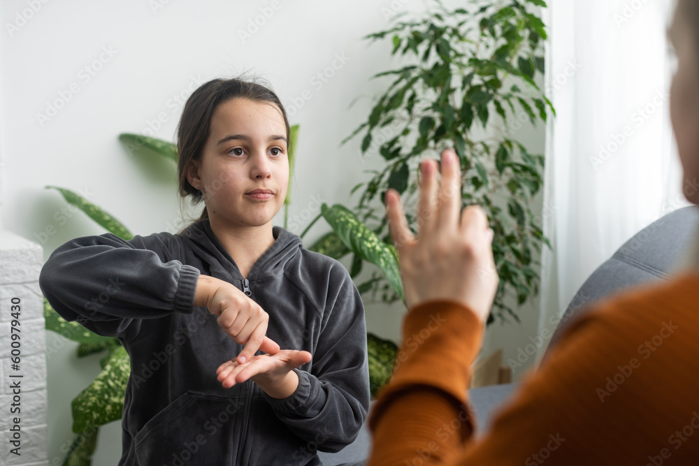 Foto de daughter talk with middle aged mother people using sign ...