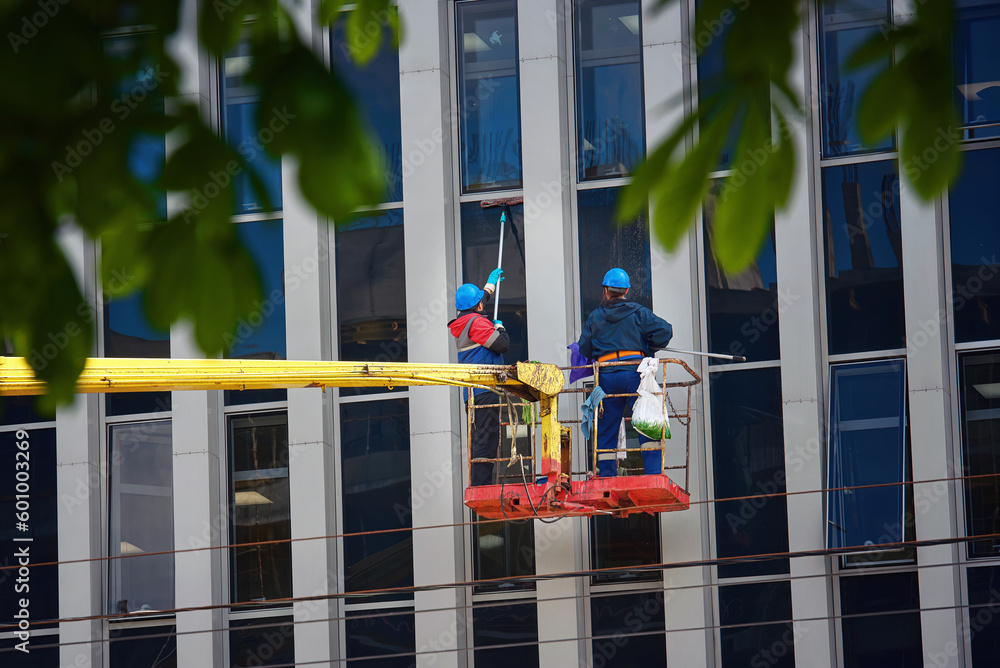 Foto de Window washing of high-rise office building in crane bucket ...