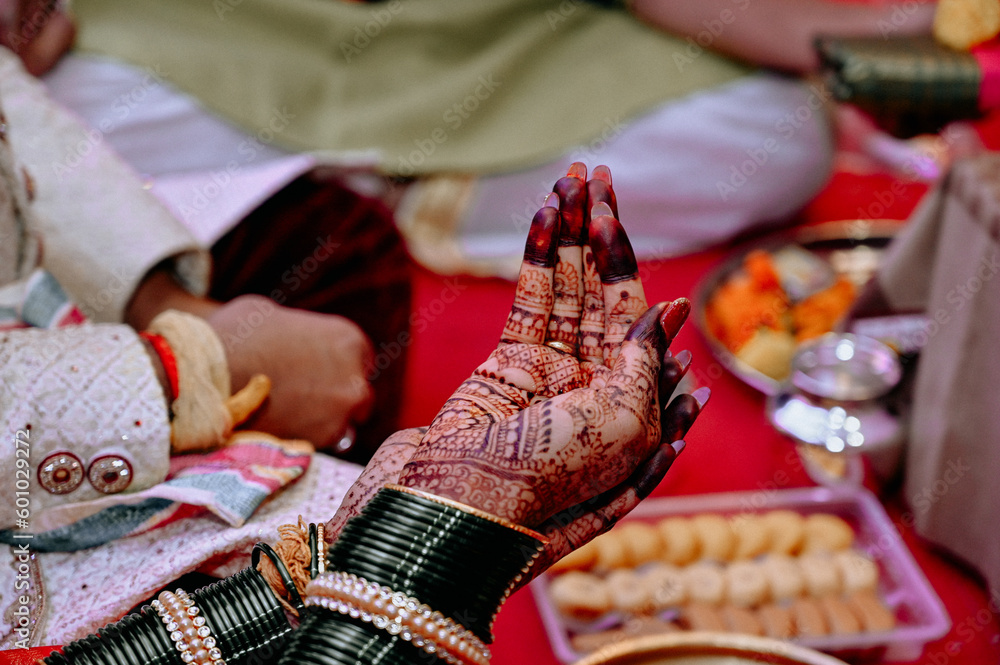 Hand of Indian Bride in Wedding Pooja. Hindu Wedding Ceremony for Bride ...