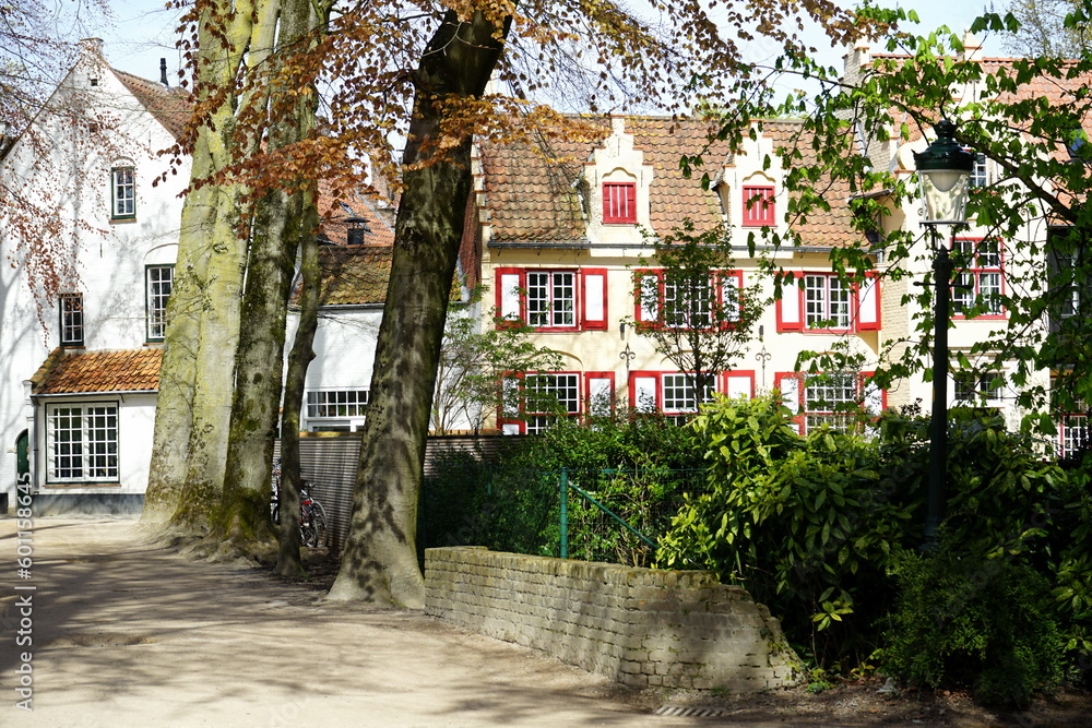 Kunstvoll restaurierte alte Fassaden mit Treppengiebel, Dachgaube und ...