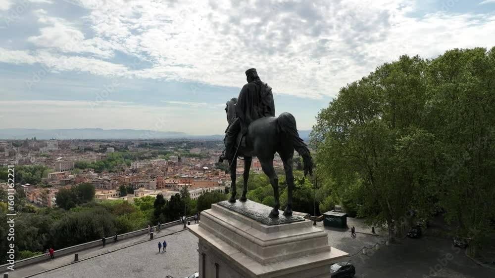 La statua di Garibaldi a cavallo al Gianicolo, Roma. Vista aerera del ...