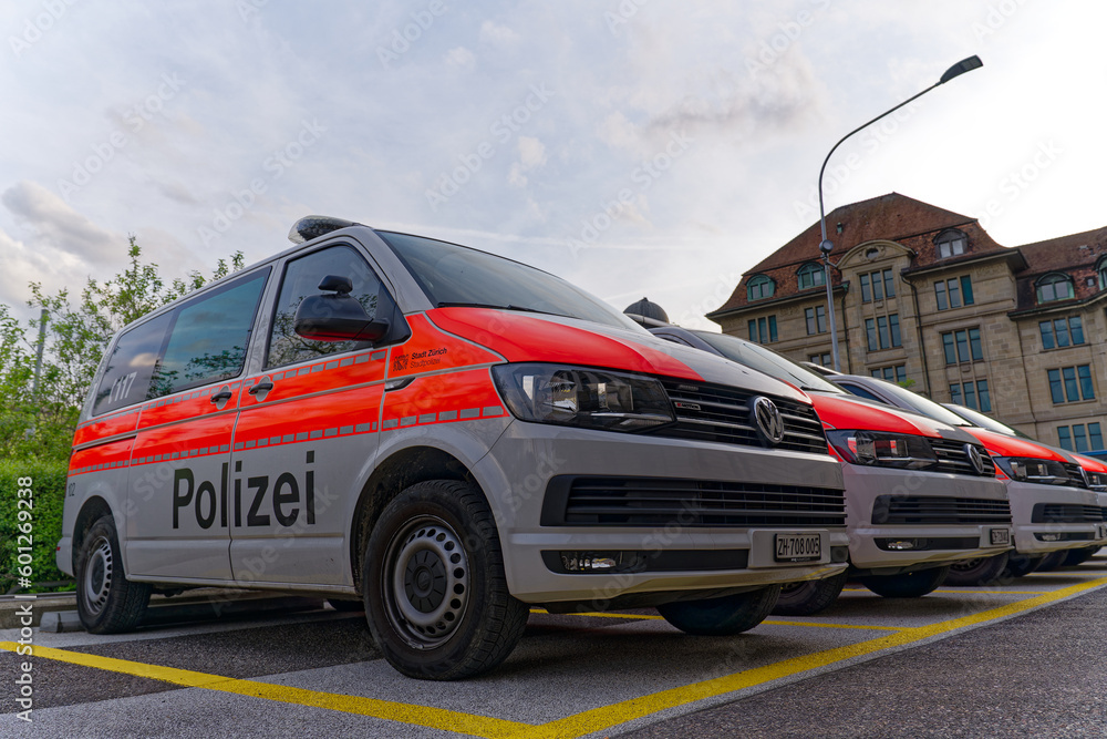 Foto de Side view of parked police vans in a row type VW Transporter at ...