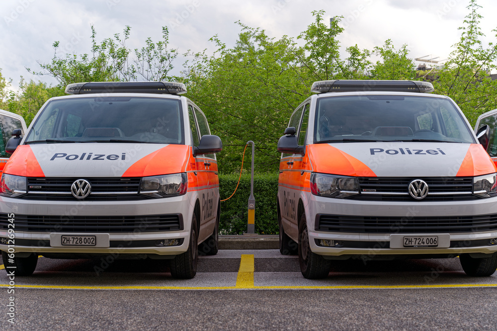 Foto de Front view of parked police vans in a row type VW Transporter ...