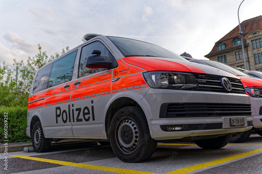 Foto de Side view of parked police vans in a row type VW Transporter at ...