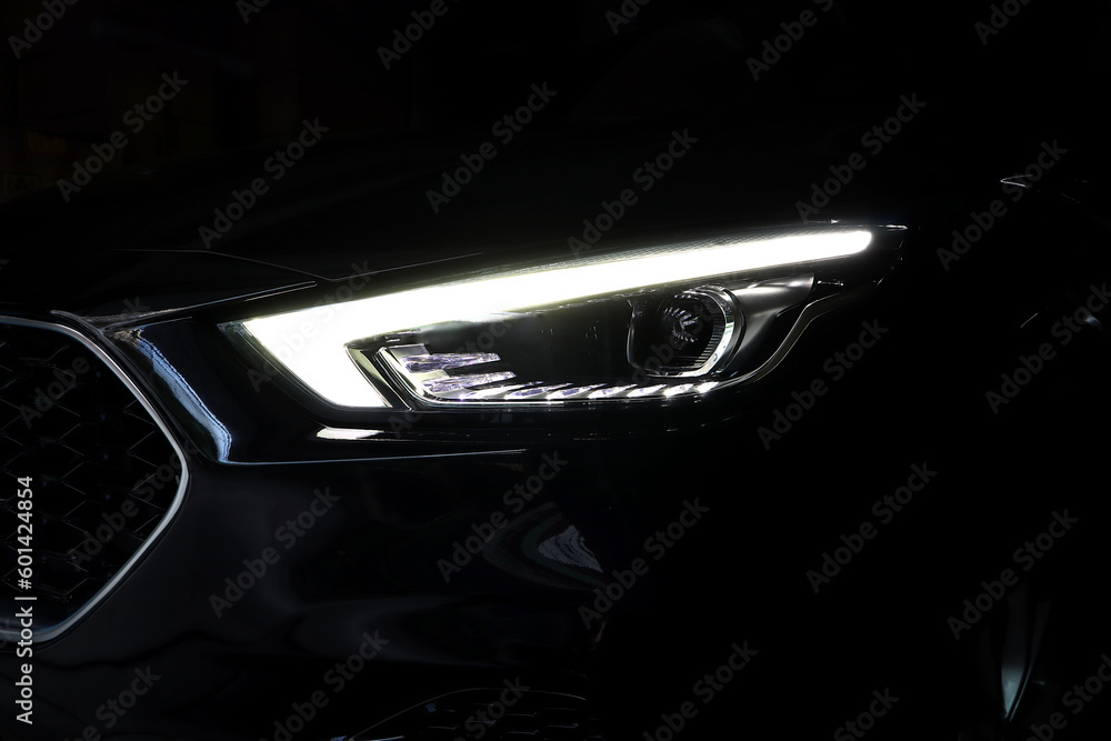 Foto de headlight led ray of the modern suv MG ZS car model park in the ...