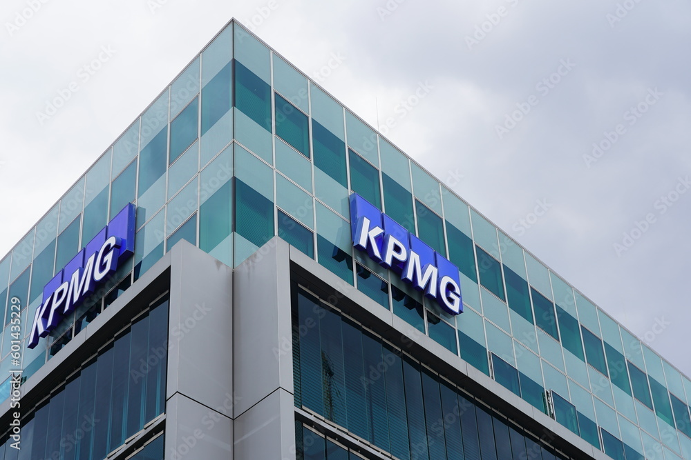 Die Wirtschaftsprüfungsgesellschaft KPMG in Berlin am 11.05.2023 Stock ...