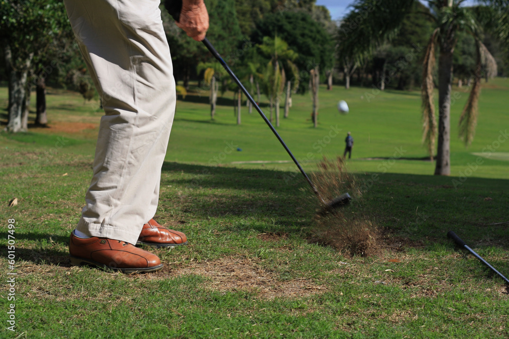 Homem jogando golf em momento da tacada forte, no gramado do club ...