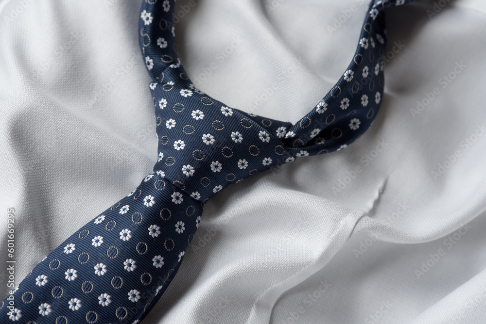 uno splendido abbinamento di una cravatta blu con fiori e una ...