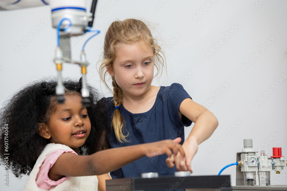 Foto de Kid female teen child enjoy Machine Learning Robot arm is ...